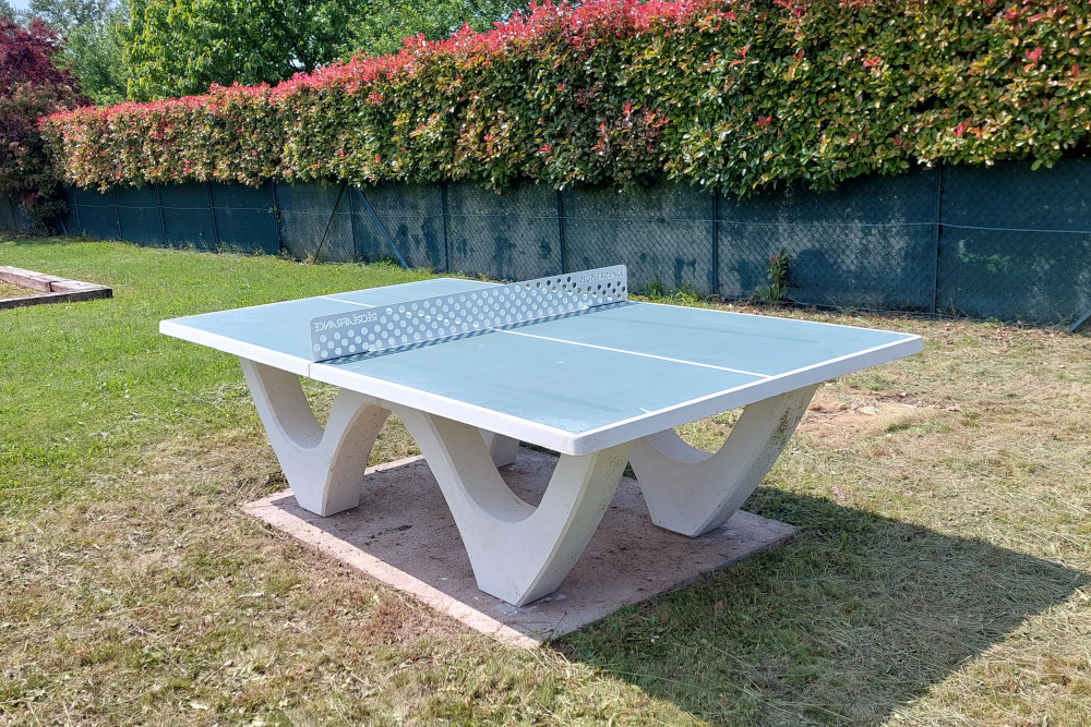 ESTIVAREILLES 03 | Installation d’une table de ping-pong.